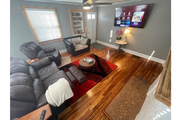 Gorgeous Red Pine 30s Cottage In Downtown Lawrenceville!  65 Tv - Lawrenceville