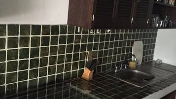 Apartamento Familiar em Condomínio Fechado | Kitchenette privada | Um frigorífico, utensílios de cozinha, mesas de jantar