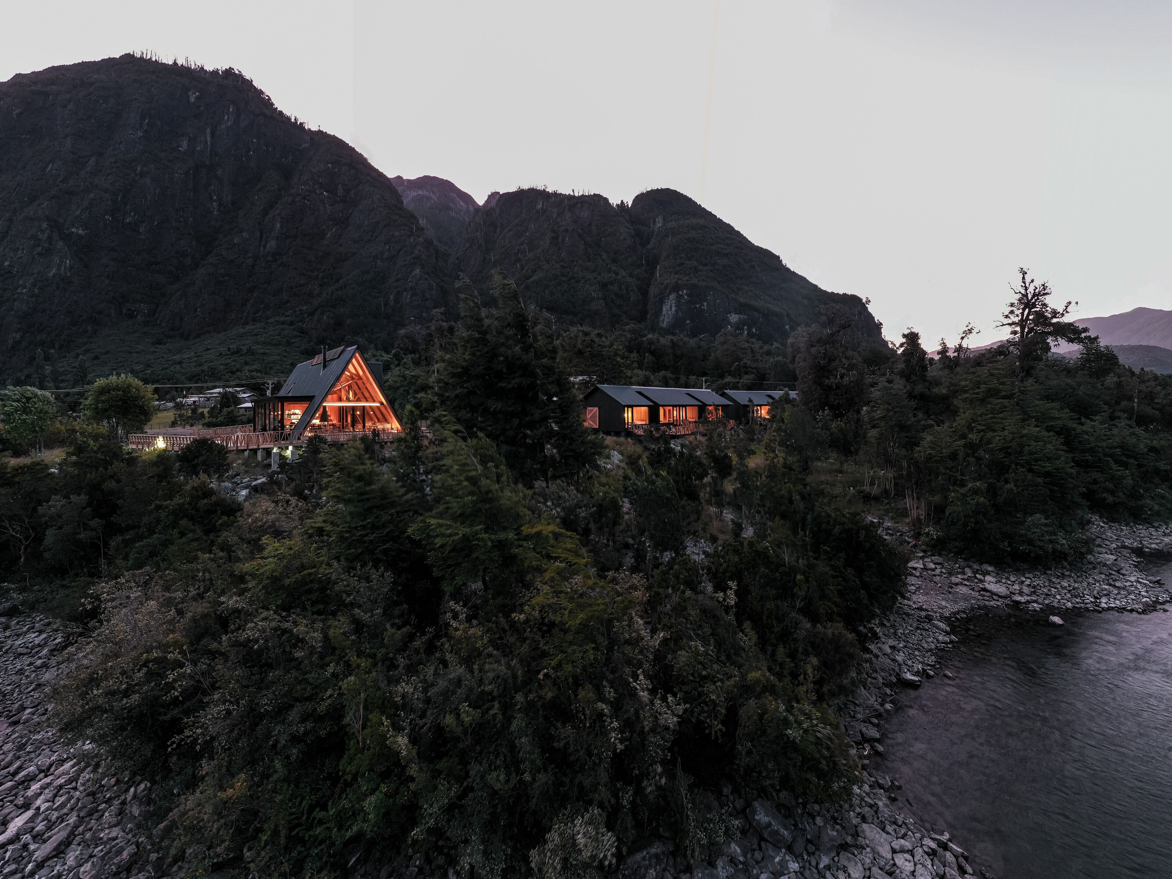 Na praia, toalhas de praia, prática de windsurfe, passeios de caiaque 