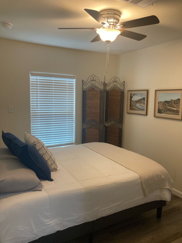 Newly Remodeled Cottage Apartment, Country Feel But In The Center Of Town. - Leander, TX