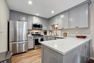 Apartamento em Condomínio Fechado, várias camas, cozinha, vista para a montanha (Family Fun Getaway) | Cozinha privada | Um frigorífico, um micro-ondas, um forno, uma placa de cozinha 