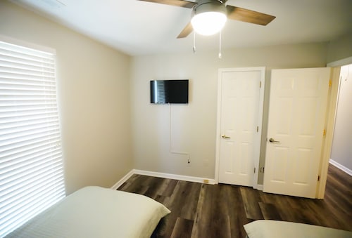 Quiet, Spacious 3 Bedroom Home With Fireplace - Harrisburg, NC