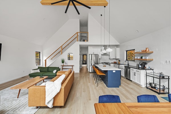 Poconojo's | Spacious & Modern Chalet Near Ski Mt! - Jim Thorpe, PA