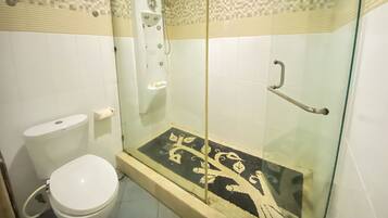 Quarto Standard | Casa de banho | Um polibã, um chuveiro de hidromassagem, produtos de higiene exclusivos