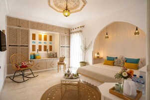 Quarto casal luxo | Roupas de cama premium, quartos à prova de som, berço de viagem