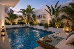Piscina externa, funciona das 9h às 21h, espreguiçadeiras