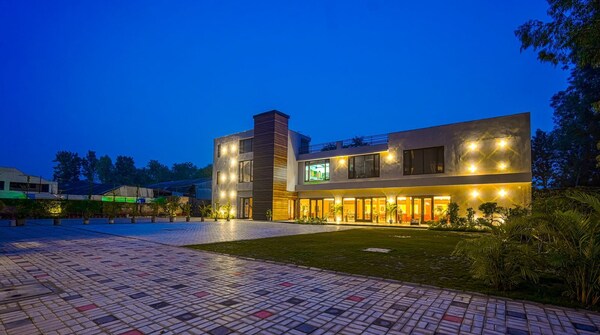 The Zenith - A Hotel By Hot Millions - Sahibzada Ajit Singh Nagar