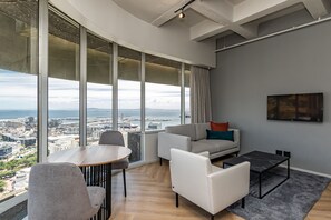 Apartamento superluxo | Área de estar | Smart TV 40 polegadas com canais digitais, TV