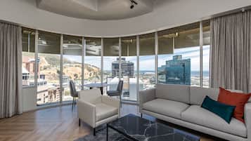 Apartamento superluxo | Área de estar | Smart TV 40 polegadas com canais digitais, TV