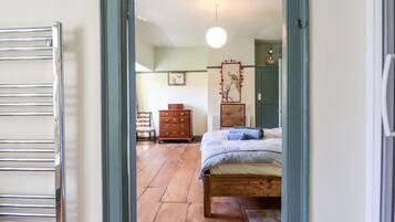 2 quartos, com decoração personalizada, com mobília individualizada