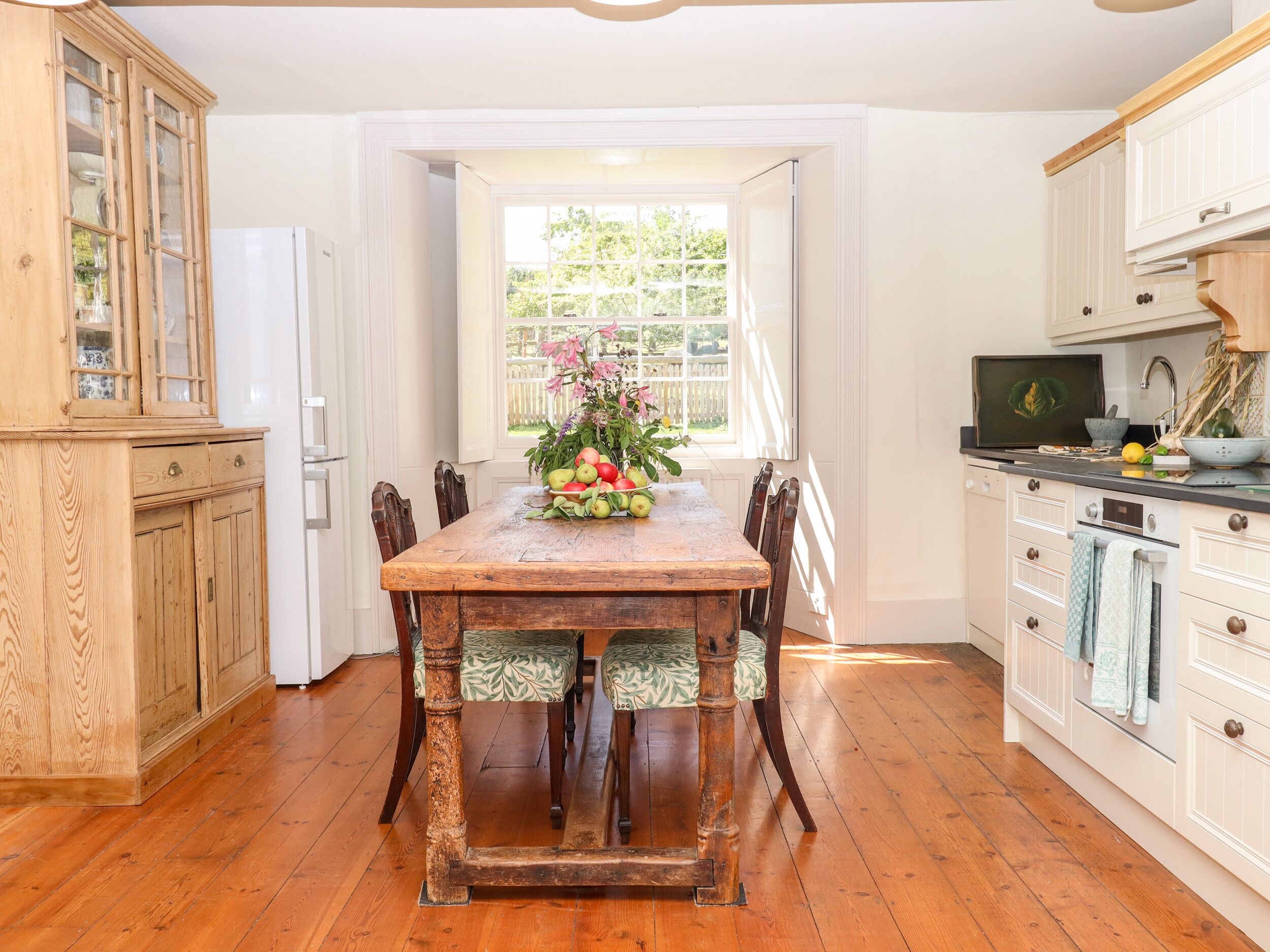 Um frigorífico, uma máquina de lavar louça, uma chaleira elétrica 