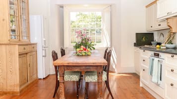 Um frigorífico, uma máquina de lavar louça, uma chaleira elétrica