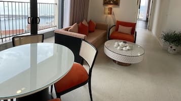 Suite Familiar, vista para o mar | Sala de estar | Smart TV de 43 polegadas com canais por cabo, televisor