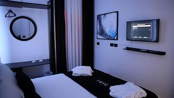 Roupas de cama premium, frigobar, escrivaninha