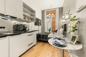 Estúdio Comfort | Cozinha privada | Um frigorífico/congelador grande, uma máquina de lavar louça 