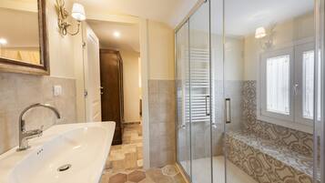 Apartamento luxo | Banheiro | Chuveiro, produtos de toalete grátis, secador de cabelo, bidê