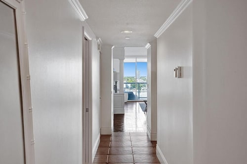 Beautiful Water View Full 2/2 With Pool - Sunny Isles Beach, FL