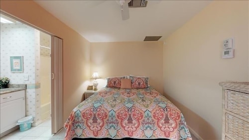 Driftwood Landing 10- Isles Of Capri Vacation Resort - Marco Island, FL