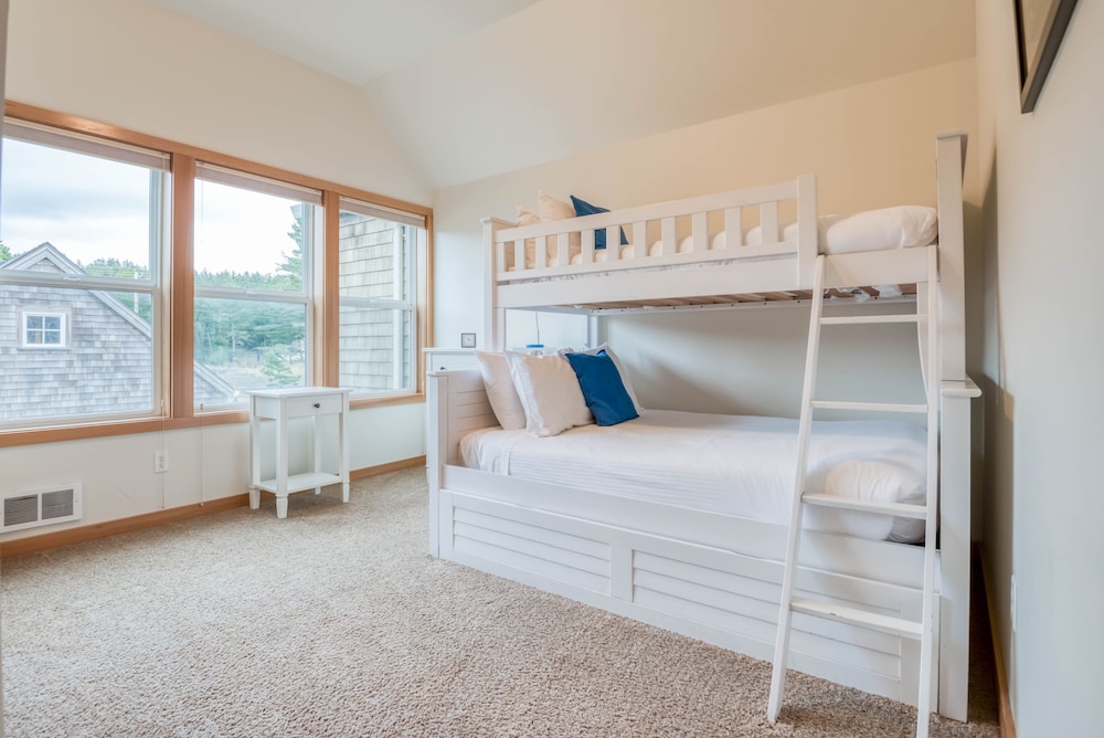 Walk To The Beach From This Family Friendly Home, With A Private Yard And Deck - パシフィック・シティ, OR