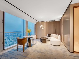 Suíte luxo, 1 cama King | Cofres nos quartos, cortinas blackout