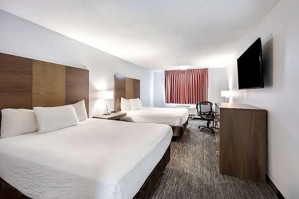 Affordable Getaway At Red Lion Inn & Suites Grants Pass! Pool, Free Parking! - Rogue River, OR