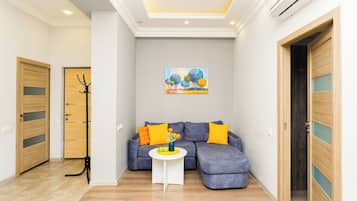 Apartamento Clássico | Sala de estar | TV de ecrã plano