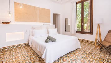 Quarto Deluxe | Edredões de penas, camas de colchão viscoelástico, minibar