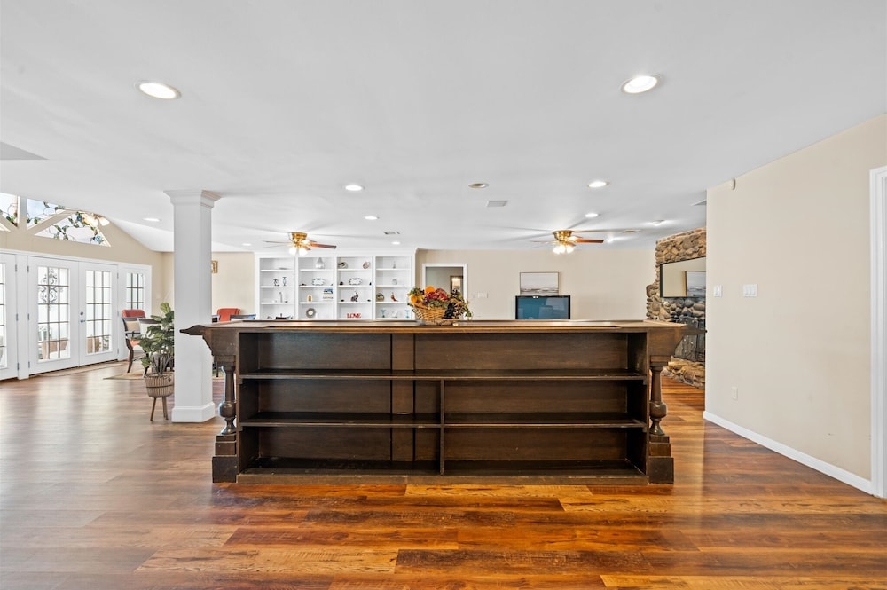 Sleps 24 Destination Venue, Pool, Spa, Lake, Pet Friendly, King & Queen Beds - The Woodlands, TX