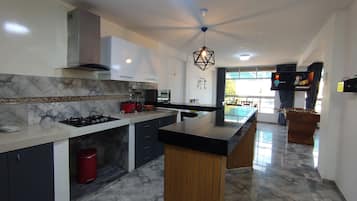 Apartamento de Luxo | Cozinha privada | Um frigorífico/congelador grande, um micro-ondas