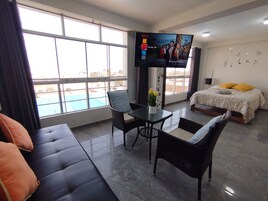 Apartamento família, 2 quartos, cozinha | Área de estar | Smart TV 55 polegadas com canais digitais, Netflix, brinquedos
