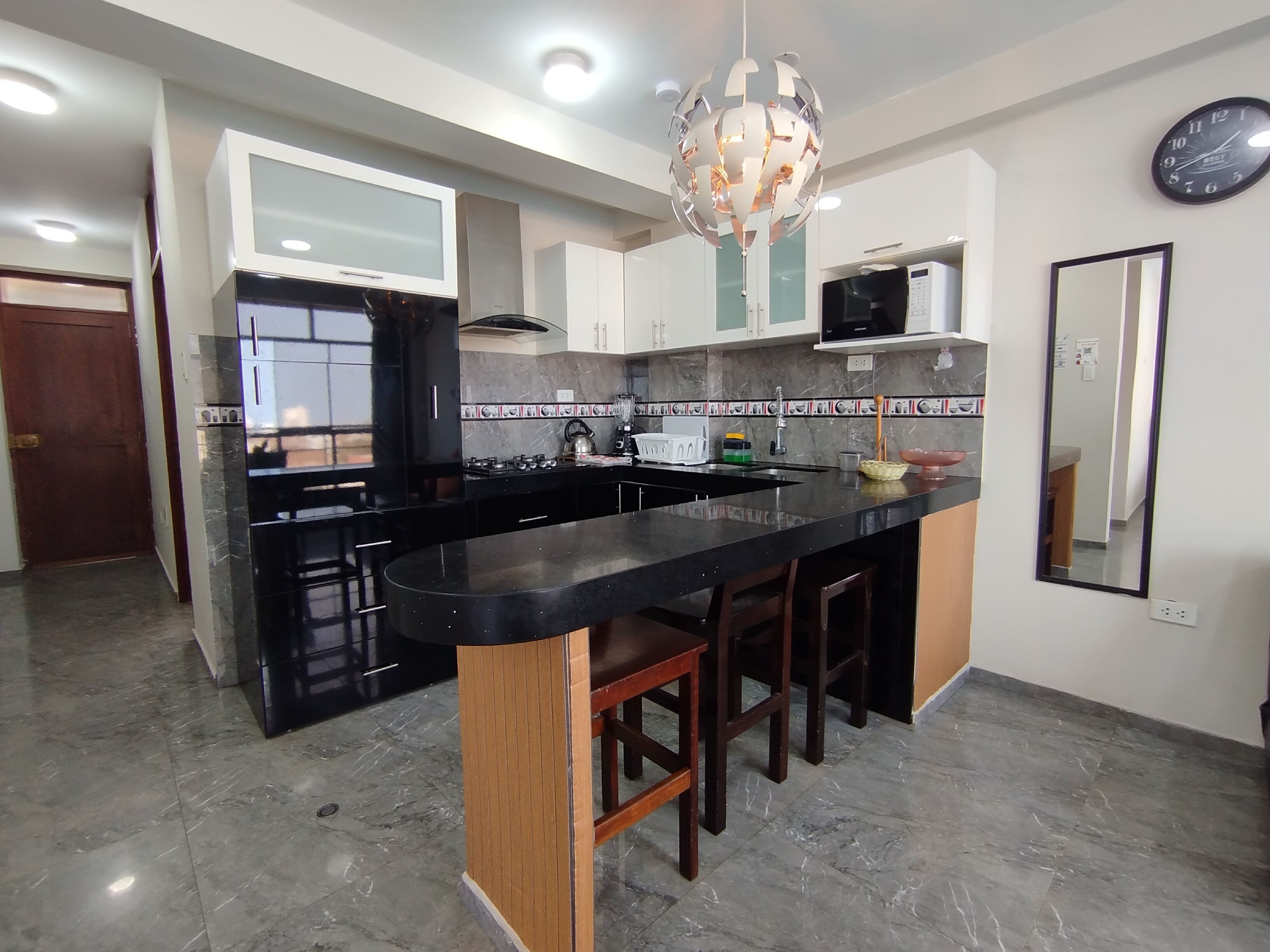 Apartamento Familiar, 2 quartos, cozinha | Cozinha privada | Um frigorífico/congelador grande, um micro-ondas 