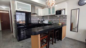 Apartamento Familiar, 2 quartos, cozinha | Cozinha privada | Um frigorífico/congelador grande, um micro-ondas