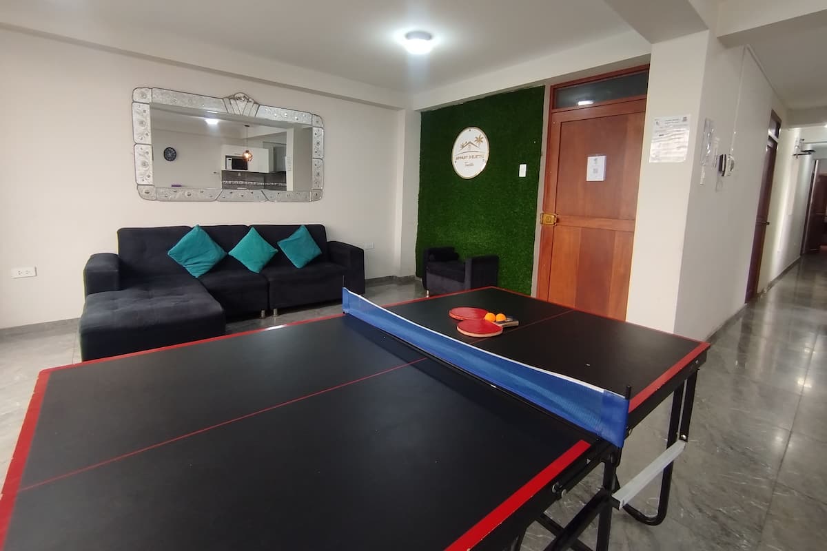 Apartamento Deluxe, 3 quartos, cozinha | Sala de estar | Smart TV de 55 de polegadas com canais digitais, Netflix, brinquedos