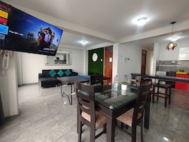 Apartamento luxo, 3 quartos, cozinha | Sala de jantar