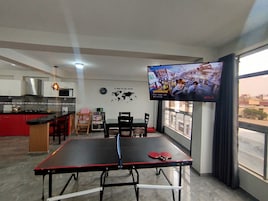 Apartamento Deluxe, 3 quartos, cozinha | Sala de estar | Smart TV de 55 de polegadas com canais digitais, Netflix, brinquedos 