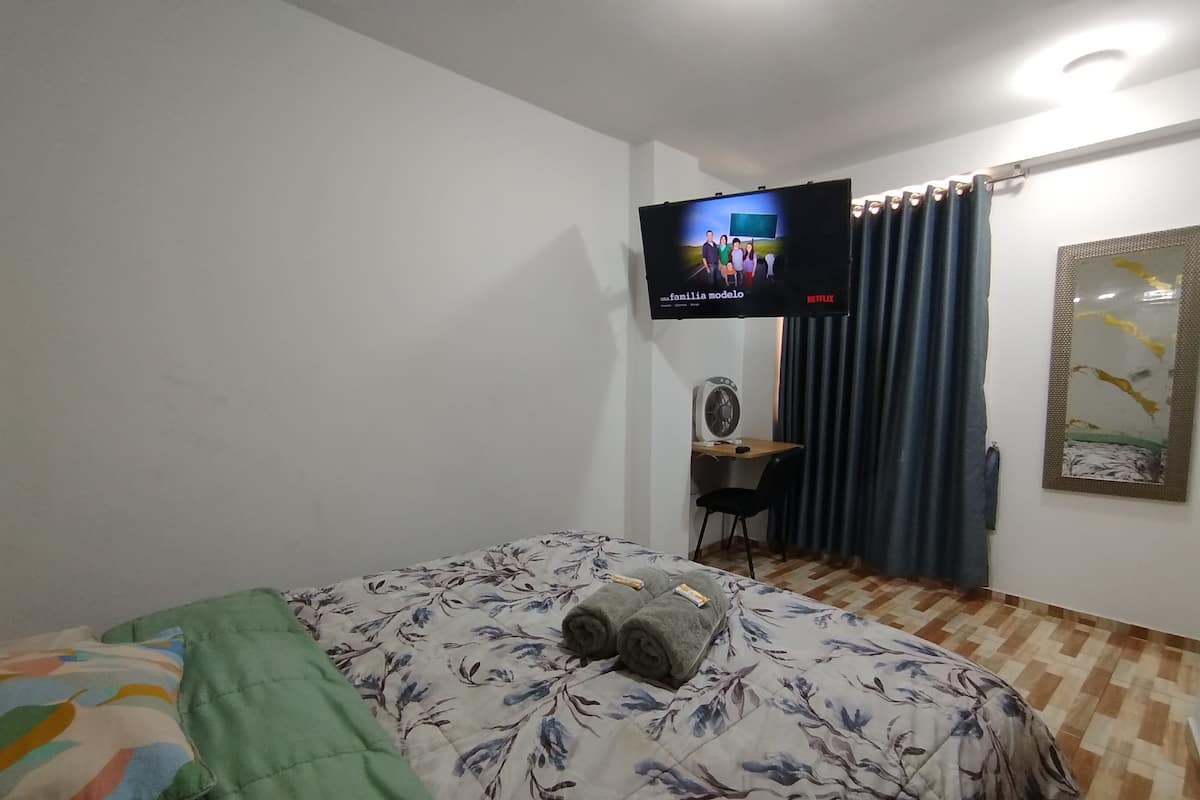 Apartamento de Luxo | Roupa de alta qualidade, edredões de penas, camas de colchão pillowtop