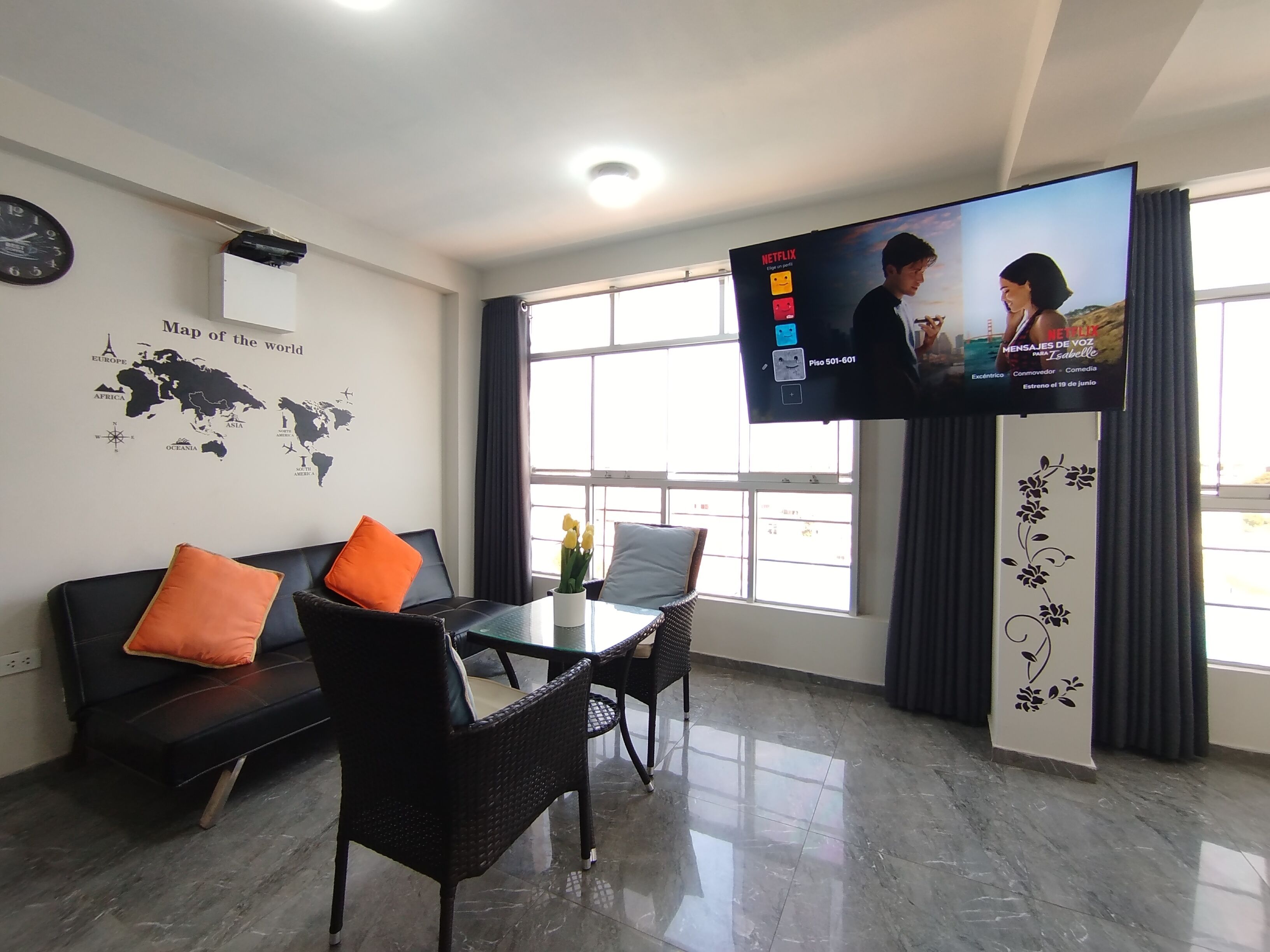 Apartamento família, 2 quartos, cozinha | Área de estar | Smart TV 55 polegadas com canais digitais, Netflix, brinquedos