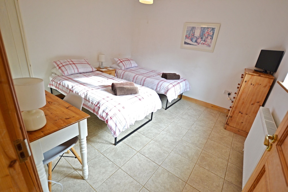 Character 4 Bedroom Lodge With Hot Tub In A Beautiful 1/4 Acre Setting. - Cambridgeshire