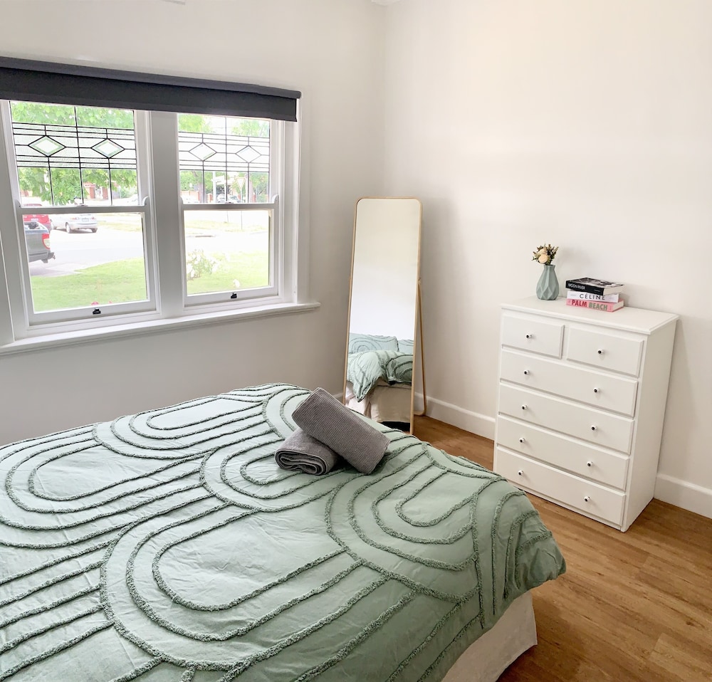 Cheerful 2 Br 2 Ba Home Opposite Friendly Cafe/pub - Bendigo