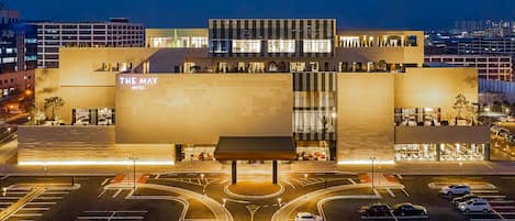 Fachada da propriedade à noite