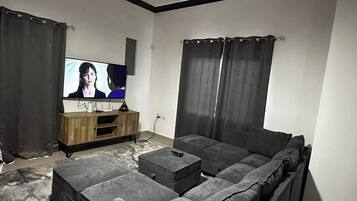 Apartamento, 2 quartos, varanda, vista para o jardim | Sala