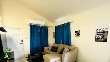 Bungalow, 2 quartos, pátio, vista para a montanha | Sala