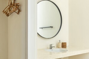 Villa de Luxo | Casa de banho | Um polibã, um chuveiro fixo, artigos de higiene pessoal grátis 