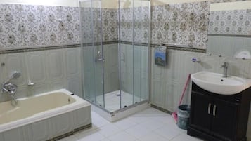 Quarto Deluxe | Casa de banho | Um chuveiro fixo, toalhas fornecidas