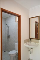 Quarto casal standard, 1 cama King, vista para o jardim | Banheiro | Chuveiro, chuveiro com efeito de chuva, produtos de toalete grátis 