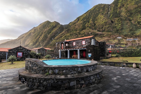 2 piscinas exteriores, guarda-sóis, espreguiçadeiras