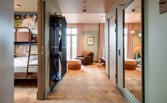 Superior Curiosa (Minimum check-in age is 25) | Cofre com capacidade para portátil, secretária 