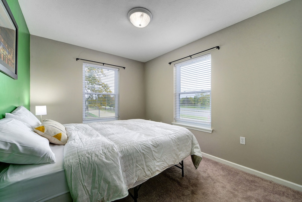 Cozy Ohio City Home W/hot Tub & Amazing Amenities! - Cleveland, OH