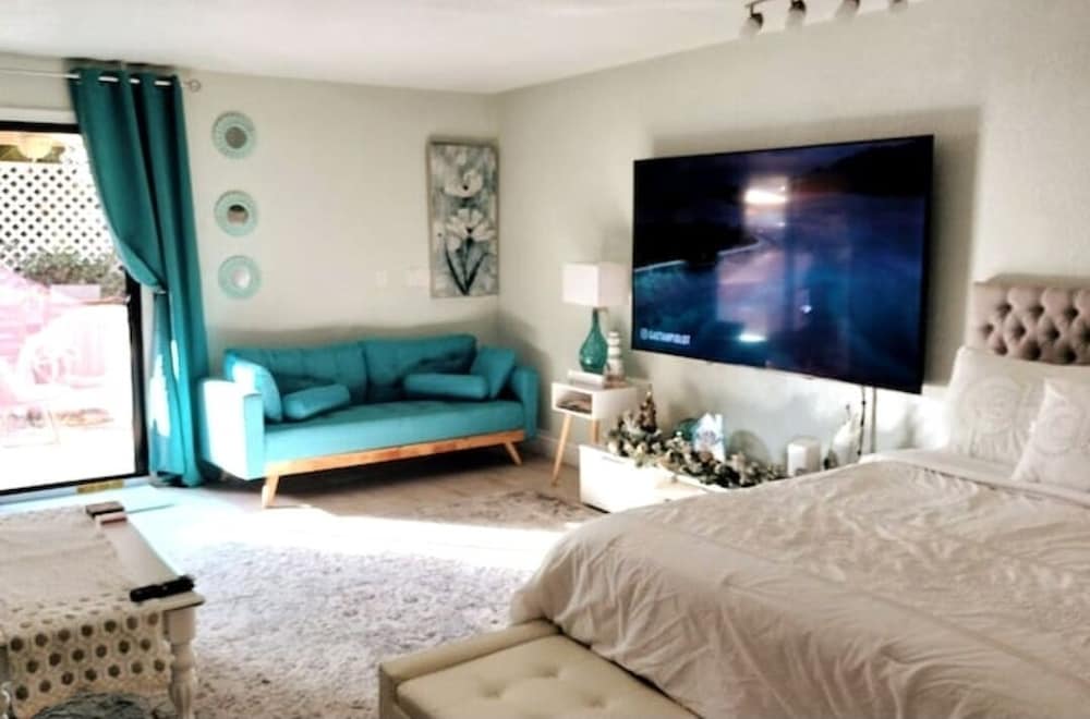 Fenced Studio With Private Parking ,Access To Patio And Backyard . - Juno Beach, FL