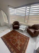 Suite Deluxe | Sala de estar | Televisor de ecrã plano de 30 polegadas com canais por cabo 